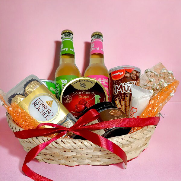 Pringles, Chocolates, Pustakari & Non-Alcoholic Bear 330ml | Gifts to ...